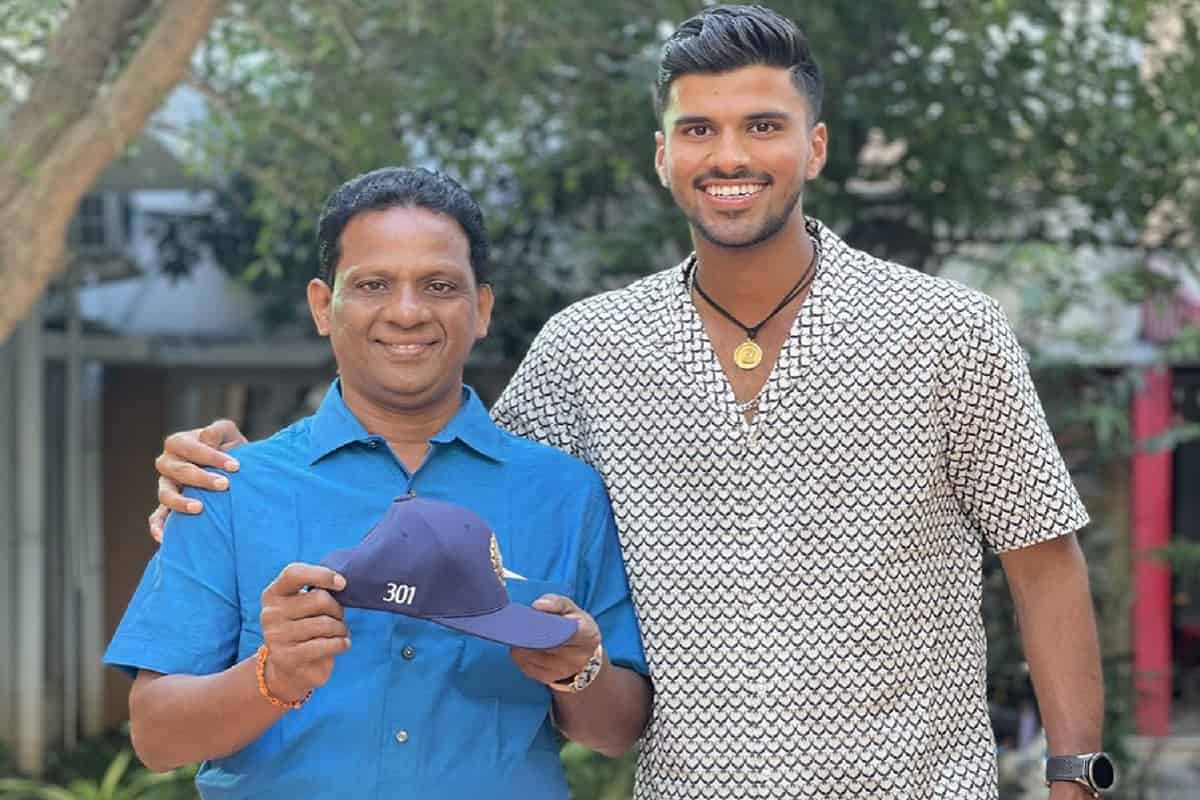 Sundar shares pic with dad and debut Test cap - खिलाड़ी नंबर '301 ...