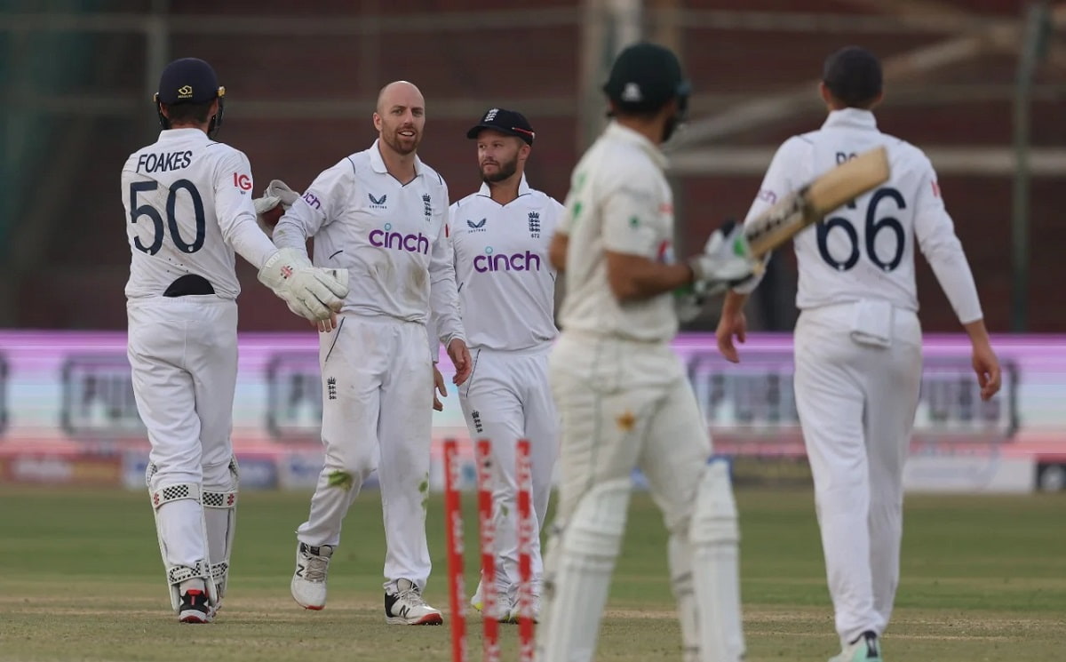 PAK vs ENG: Leach Picks Up 4 Wickets England Bowl Out Pakistan For 304 ...