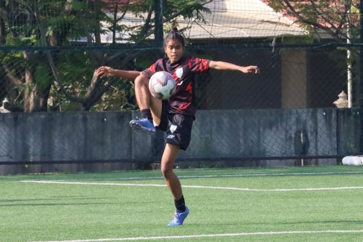 I Know That My Mother Is Looking From The Sky And Feeling Proud Of Me ...