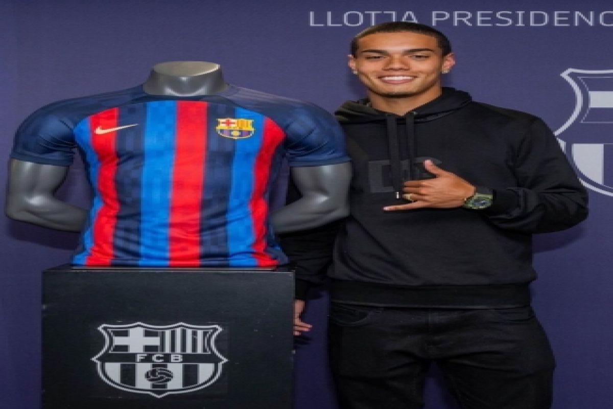 In His Father's Footsteps: Ronaldinho's Son Joins Barcelona Academy On ...
