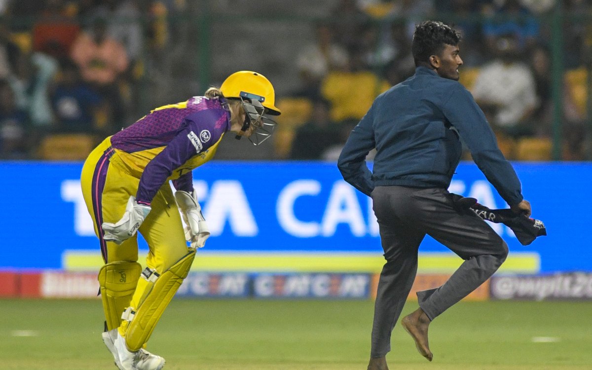 WPL 2024: Alyssa Healy Tackles Pitch Invader During UP Warriorz-Mumbai ...