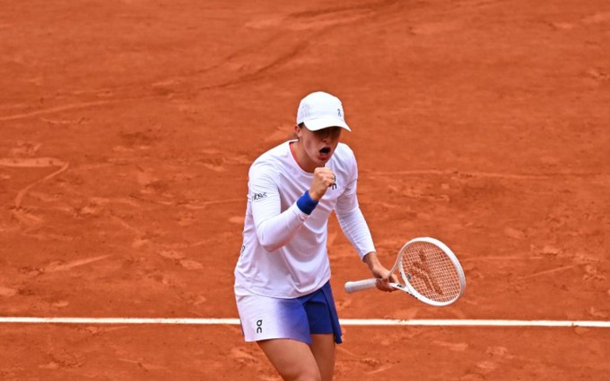 French Open: Swiatek Sails Into QF With Commanding Win Over Potapova On ...