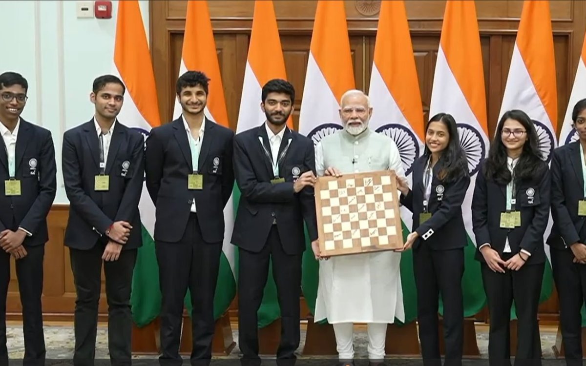 PM Modi Meets Chess Olympiad Gold-winning Indian Men's And Women's ...
