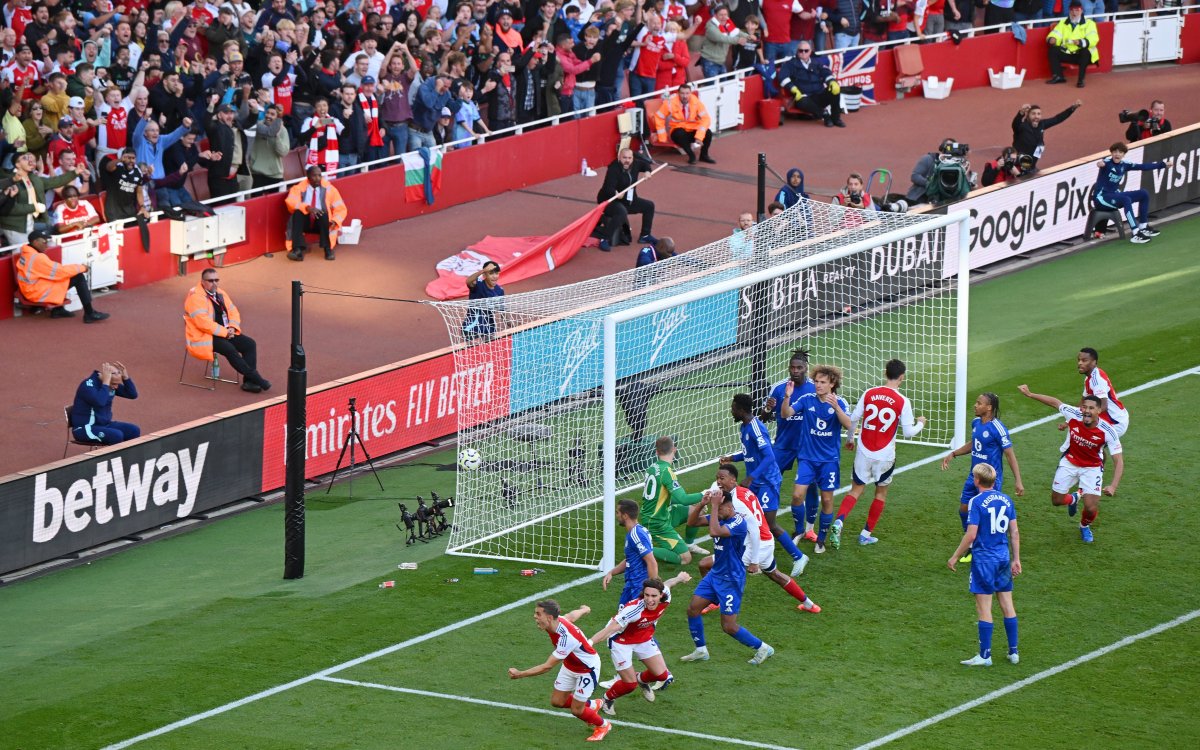 Premier League: Late Goals Propel Arsenal To 4-2 Win Over Leicester ...