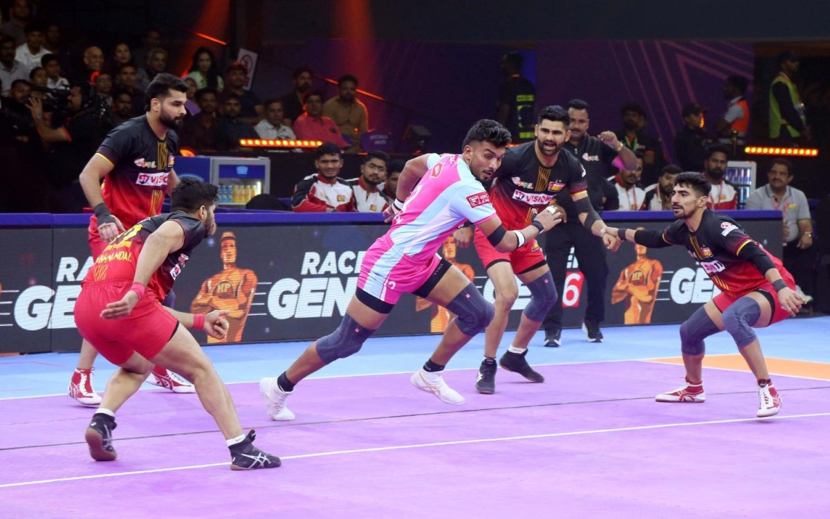 Pkl 11 Arjun Deshwals 17 Points Keep Jaipur Pink Panthers Playoff