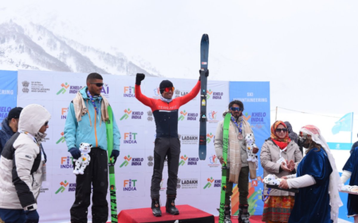 J&K: Athletic Perseverance Raises In Gulmarg Amid Snow & Drizzle On ...