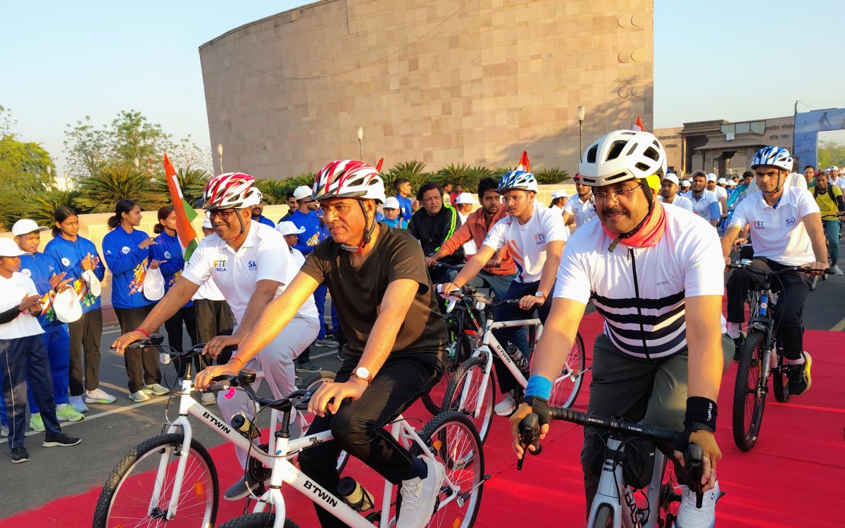 Sport Min Mandaviya Leads Over 500 Riders During 'Fit India Sundays On Cycle' In Lucknow On ...