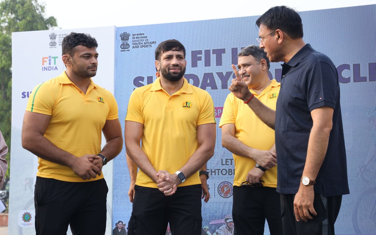 Wrestlers Ravi Dahiya, Deepak Punia Join Sports Min Mandaviya At 'Fit ...