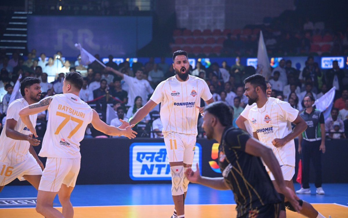 PVL 2025: Ahmedabad Defenders Hand Mumbai Meteors Their First Defeat Of ...