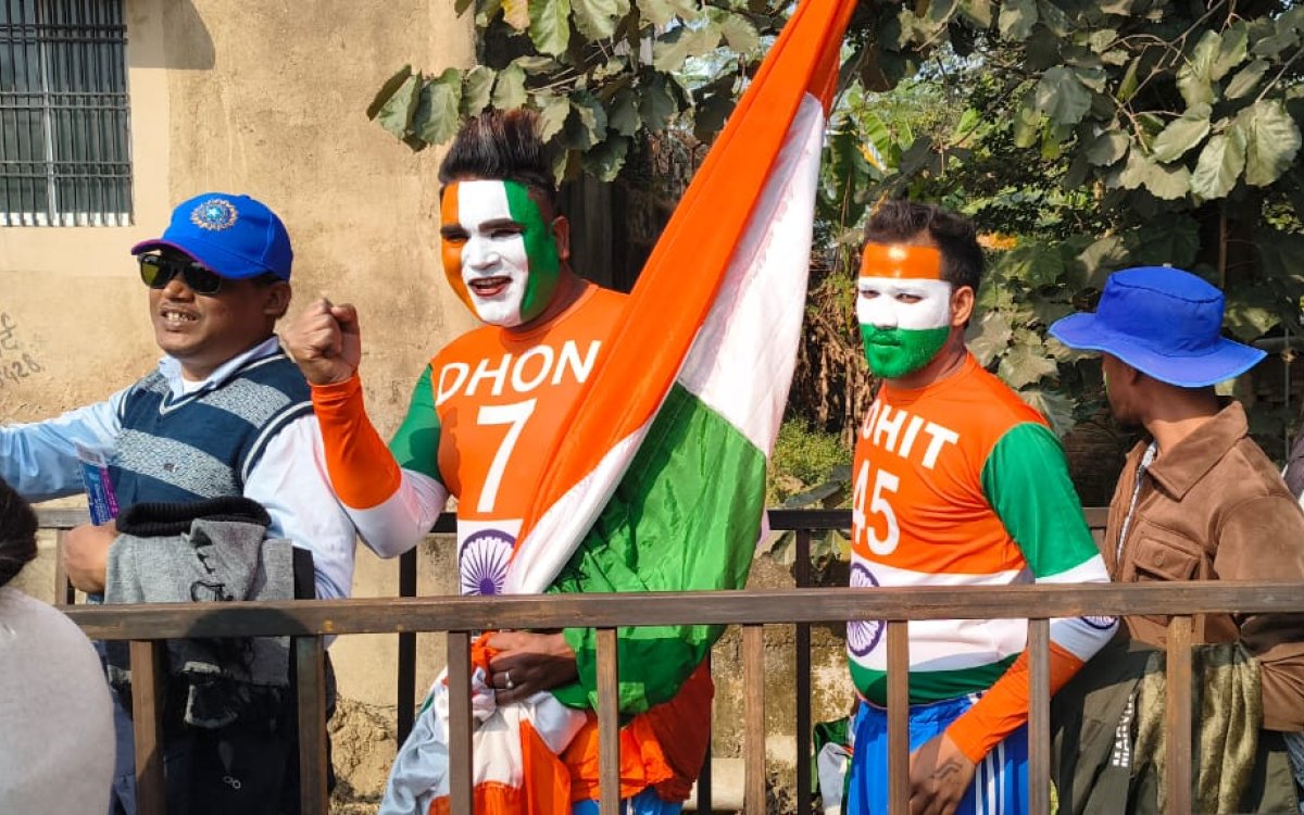 धोनी के शहर में कोहली का जादू, रांची वनडे में मचा धमाल, सुरक्षा तोड़ फैन ने किया दंडवत - Story ...