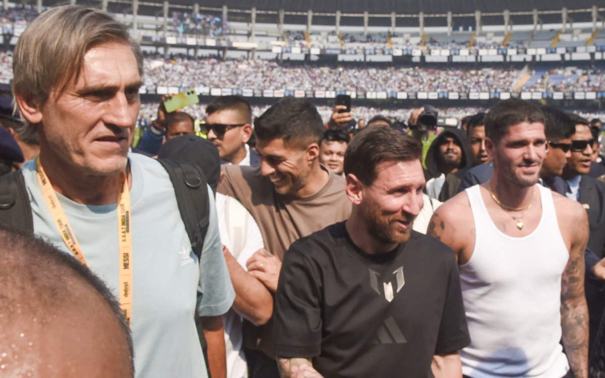 Disappointed Fans Vandalise Salt Lake Stadium After Messi Exits Early ...