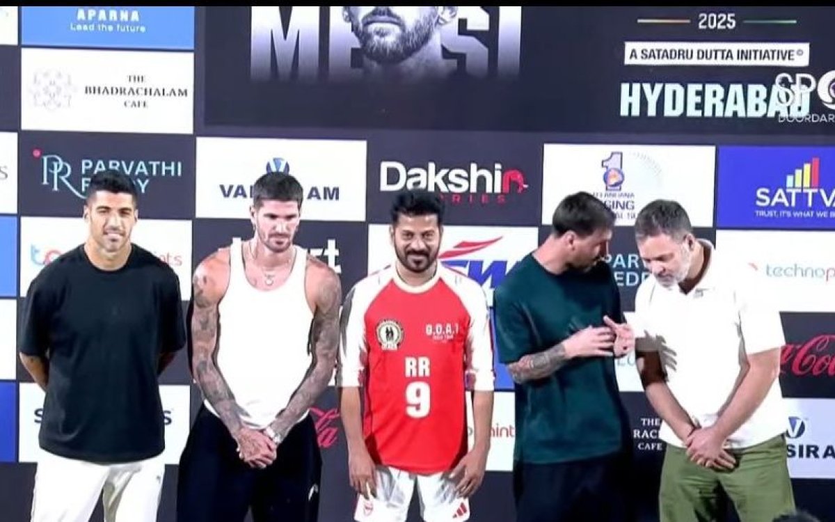GOAT Tour: Messi Appears At Uppal Stadium In Hyderabad, Seen Waving To ...