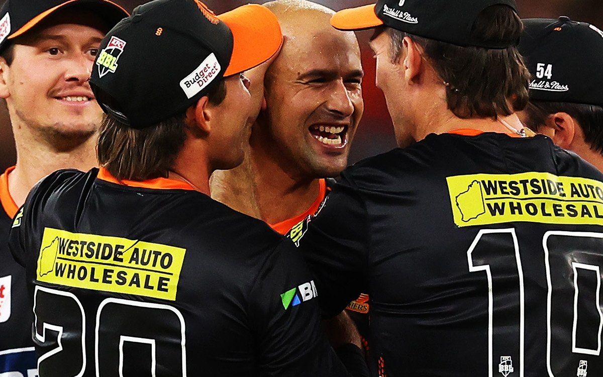 बीबीएल: जोएल पेरिस का ऑलराउंडर प्रदर्शन, स्कॉर्चर्स ने स्ट्राइकर्स को ...