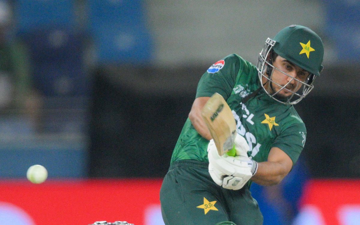 पहला टी20: बल्ले के बाद गेंद से अयूब ने बिखेरी चमक, पाकिस्तान ने ...