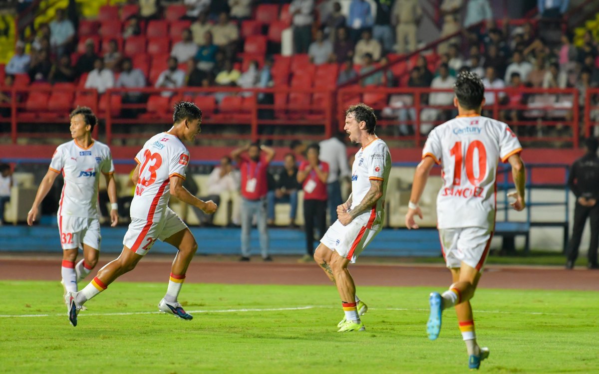 ISL 2025-26: Chhetri Sets Milestone As Munoz Claims First Victory Over ...